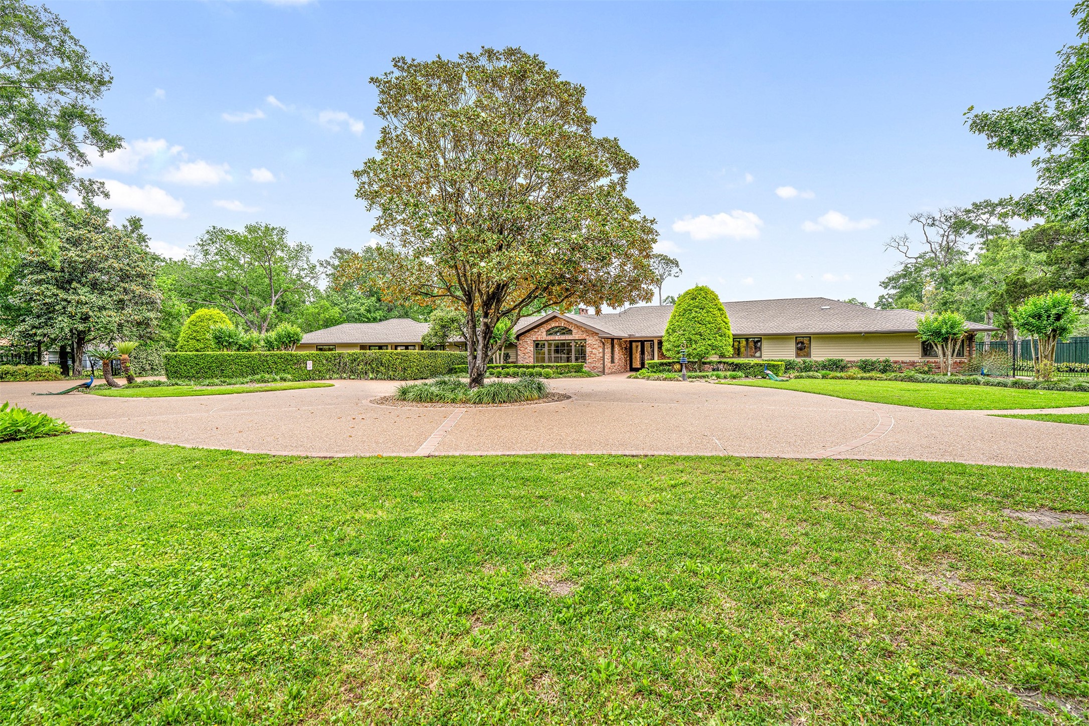 12 E Rivercrest Drive, Houston, TX 77042