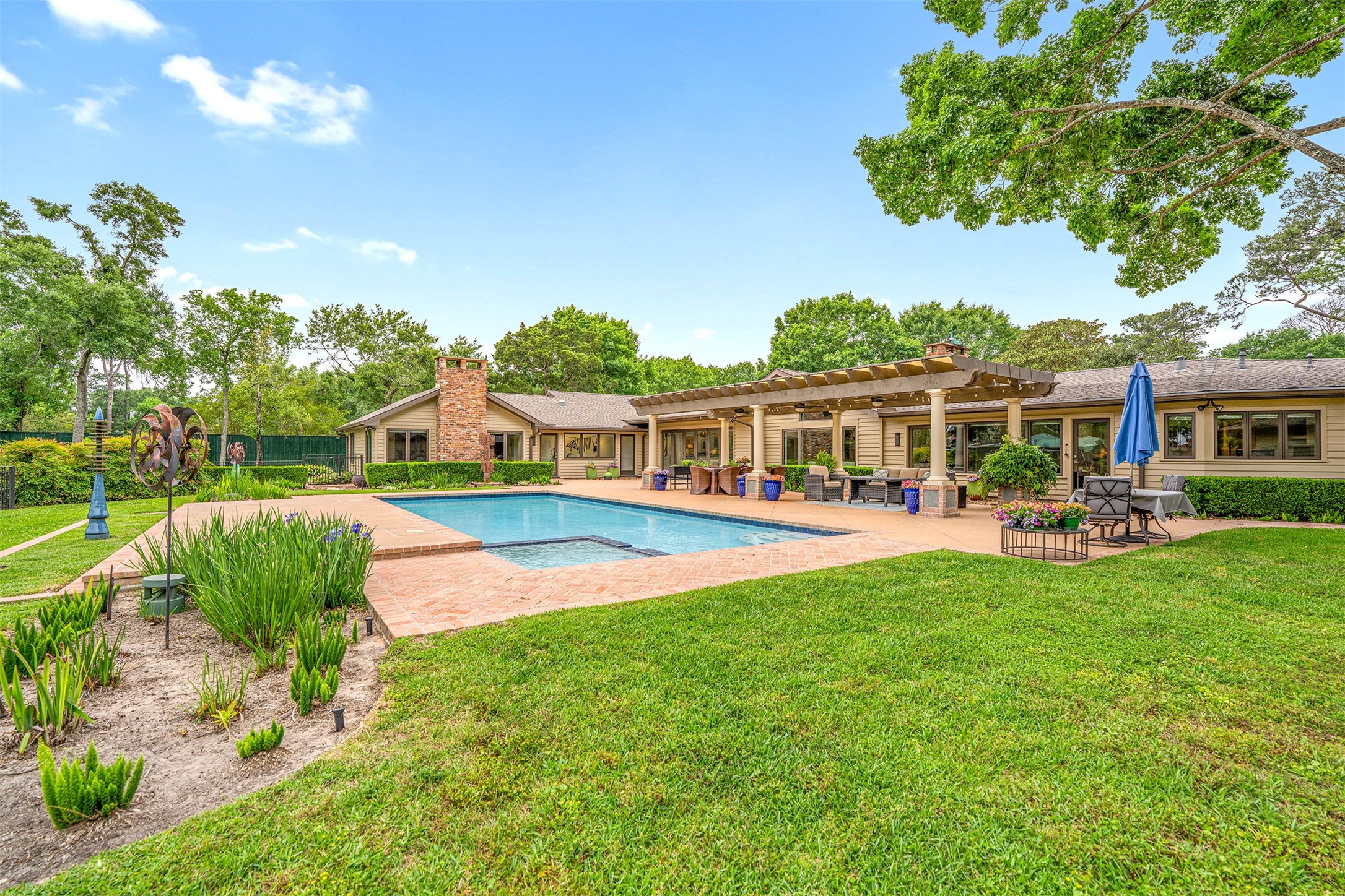 12 E Rivercrest Drive, Houston, TX 77042